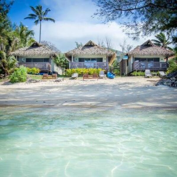 Villa, vista para a praia, em frente à praia | 1 quarto, cofre no quarto, com decoração personalizada