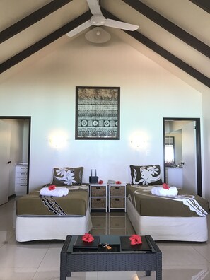 1 quarto, cofre no quarto, com decoração personalizada