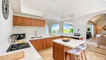 Uma placa de cozinha, uma máquina de lavar louça, utensílios de cozinha