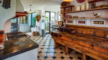 Cooktop, lava-louças, talheres/pratos/utensílios de cozinha