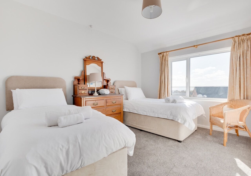 Capenhurst - Three Bedroom House, Sleeps 6 - Beadnell