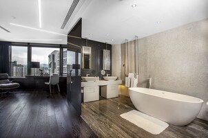 Suite, 1 quarto | Roupa de alta qualidade, edredões de penas, minibar, cofre no quarto