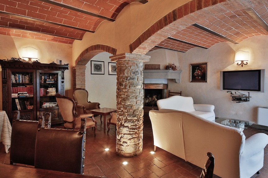 Chiantigaio - Fourteen Bedroom Villa, Sleeps 28 - Radda in Chianti