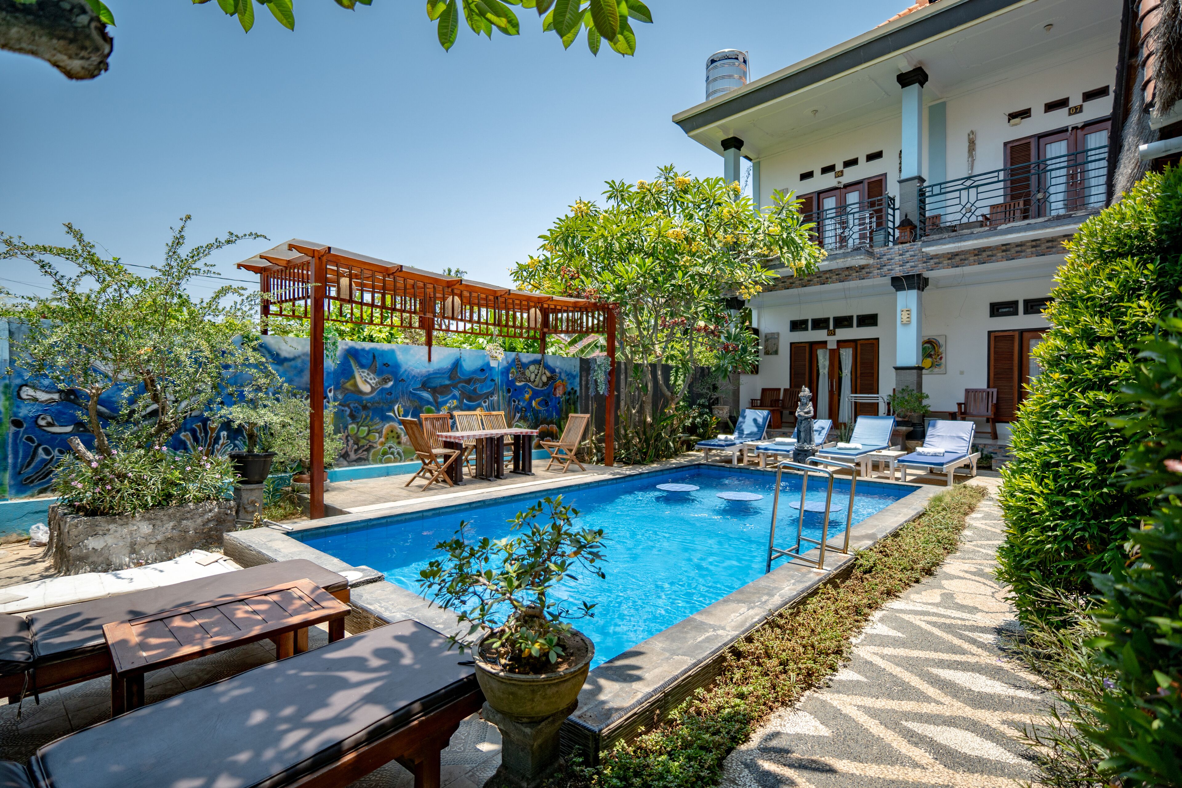 Piscina exterior, espreguiçadeiras 