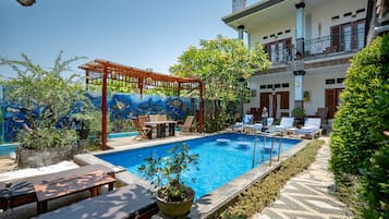 Piscina exterior, espreguiçadeiras