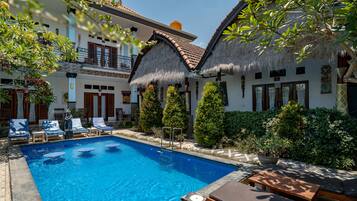 Piscina exterior, espreguiçadeiras