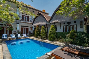 Piscina externa, espreguiçadeiras