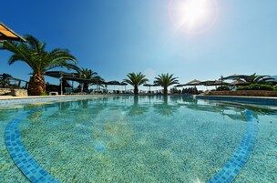 Piscina externa sazonal, funciona das 9h às 19h30, guarda-sóis
