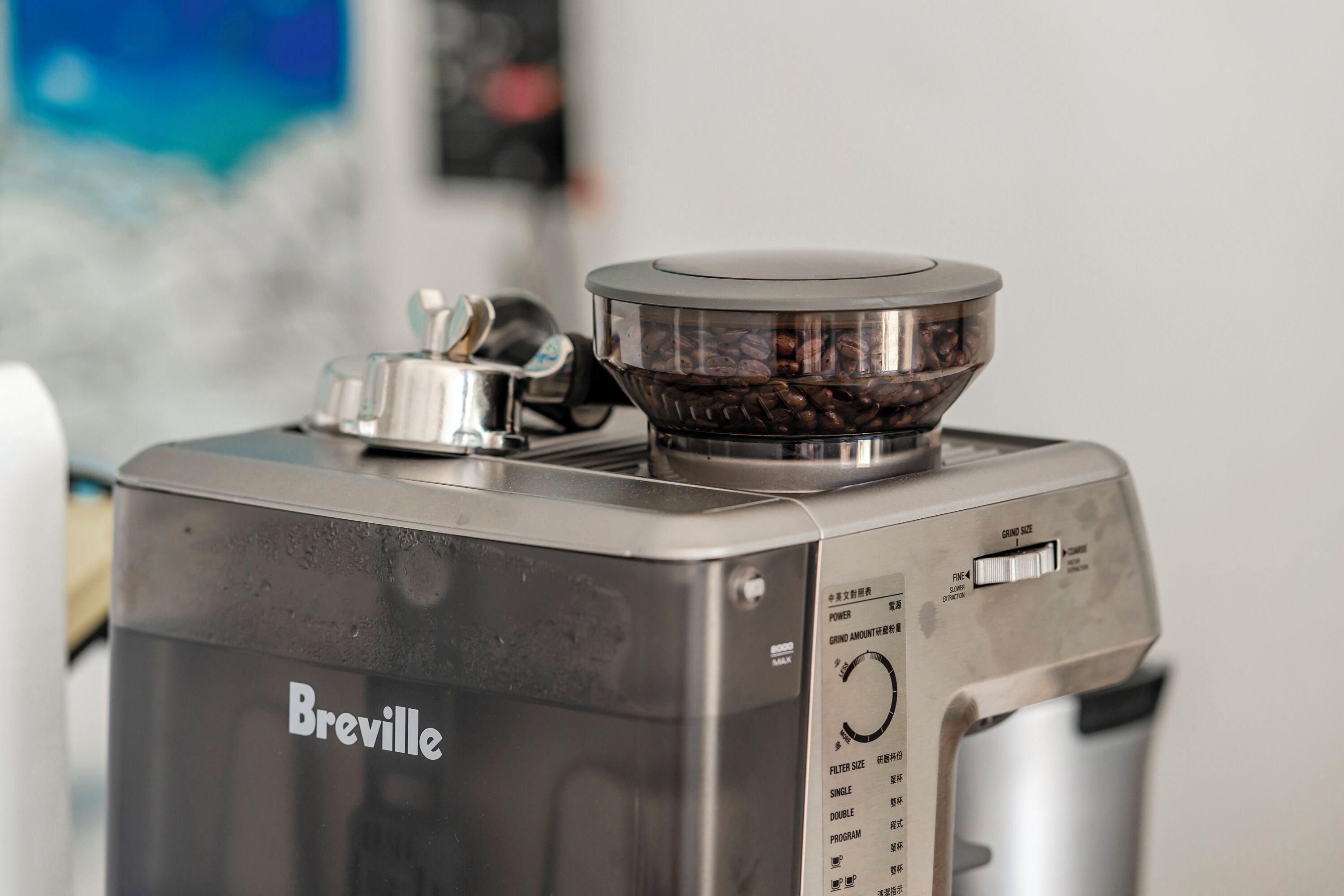 Moedor de café Breville com visor digital e depósito para grãos de café.
