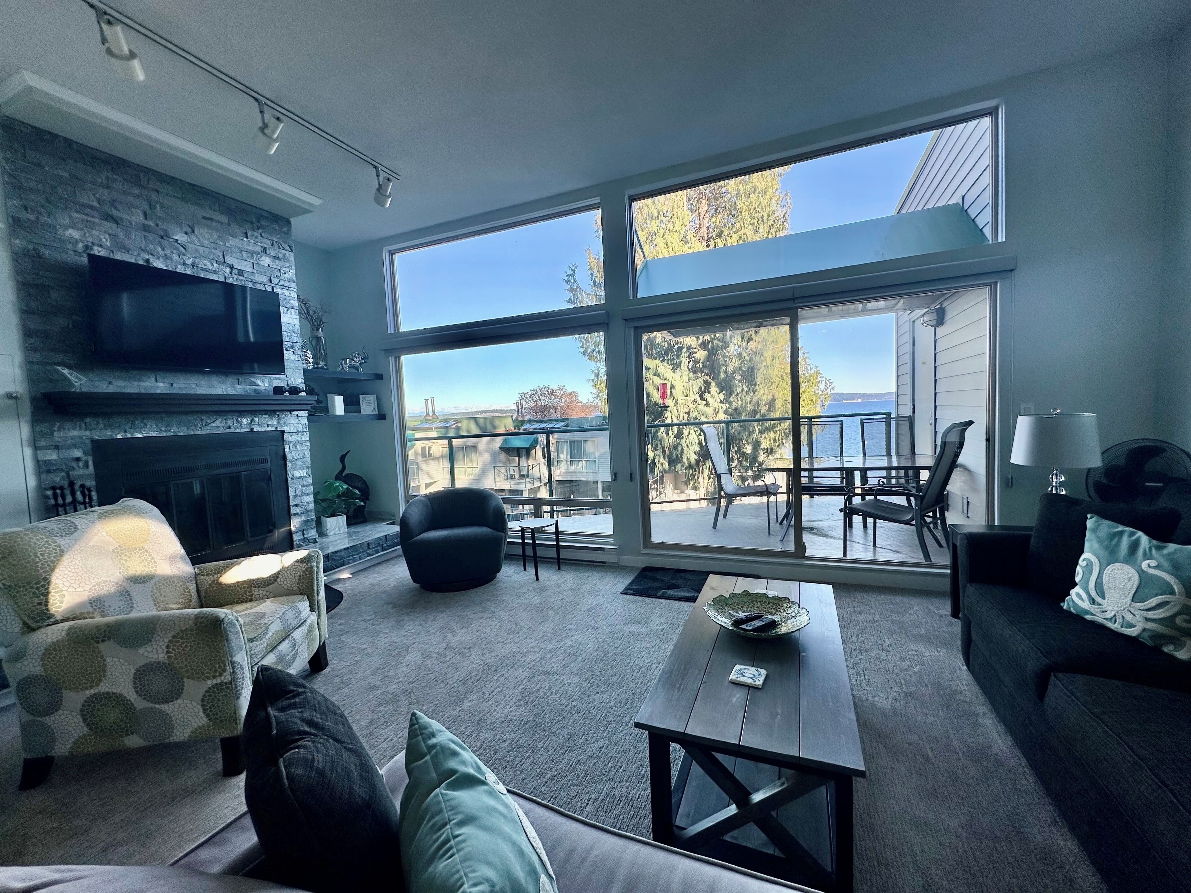 Stunning Ocean Views From This 2 Bed/2 Bath Condo With A Pool/hot Tub & Dock - Ladysmith