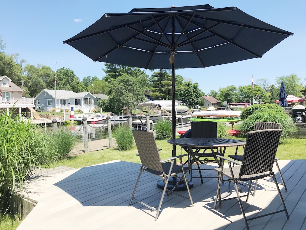 Luxury Gun Lake 4 Bed 2 Bath Home W/paddleboards/kayaks, Free Wi-fi - Michigan