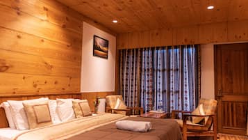 Quarto Deluxe | Secretária, cortinas/cortinados opacos, ferro/tábua de engomar
