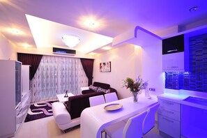 Apartamento clássico, 1 quarto (One Bedroom) | Área de estar | TV LED