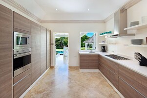 Uma placa de cozinha, uma máquina de lavar louça, utensílios de cozinha