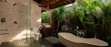 Quarto luxo | Banheiro | Banheira e chuveiro separados, banheira de imersão