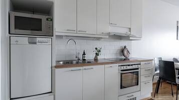 Apartamento Superior, 1 quarto, sauna, vista para o lago | Cozinha privada | Um frigorífico/congelador grande, um micro-ondas, um forno