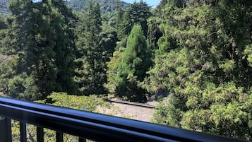 Quarto Tradicional, casa de banho partilhada (Japanese Style 5 guests, Forest View) | Varanda