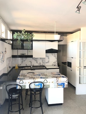 Apartamento Executivo, 2 quartos, cozinha, Vista para a cidade | Sala de estar | Televisor LED de 32 polegadas com canais via satélite, televisor 