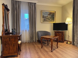 Quarto luxo | Individualmente mobiliados, cortinas blackout, Wi-Fi de cortesia