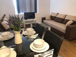 Apartamento, 1 quarto | Sala | TV de ecrã plano