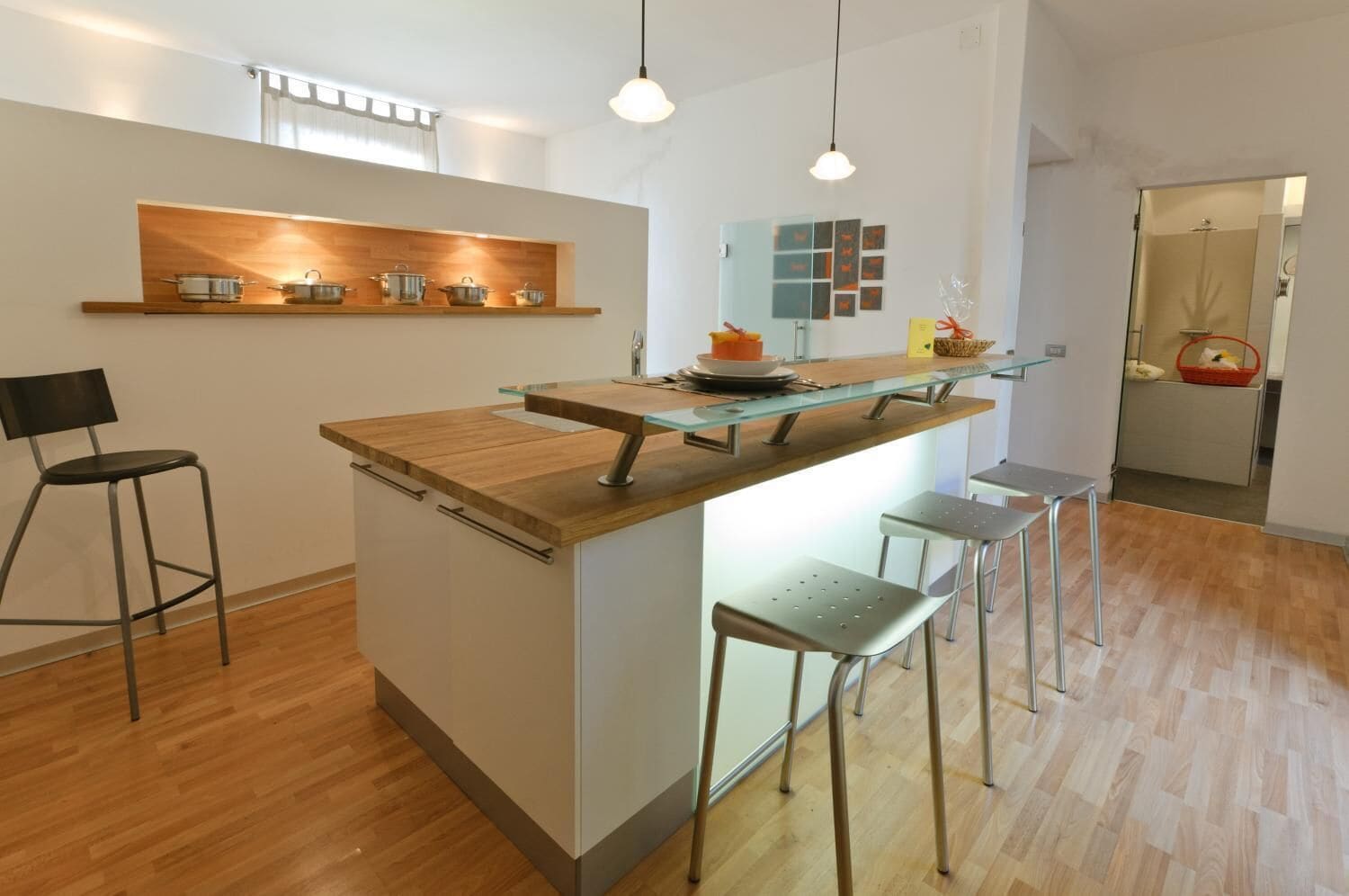 Um frigorífico, um micro-ondas, uma placa de cozinha 