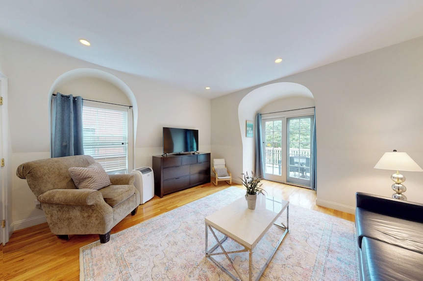 Modern Townhome - Boston Vacation With 2 Bath, Parking And A Deck - Mission Hill - Boston