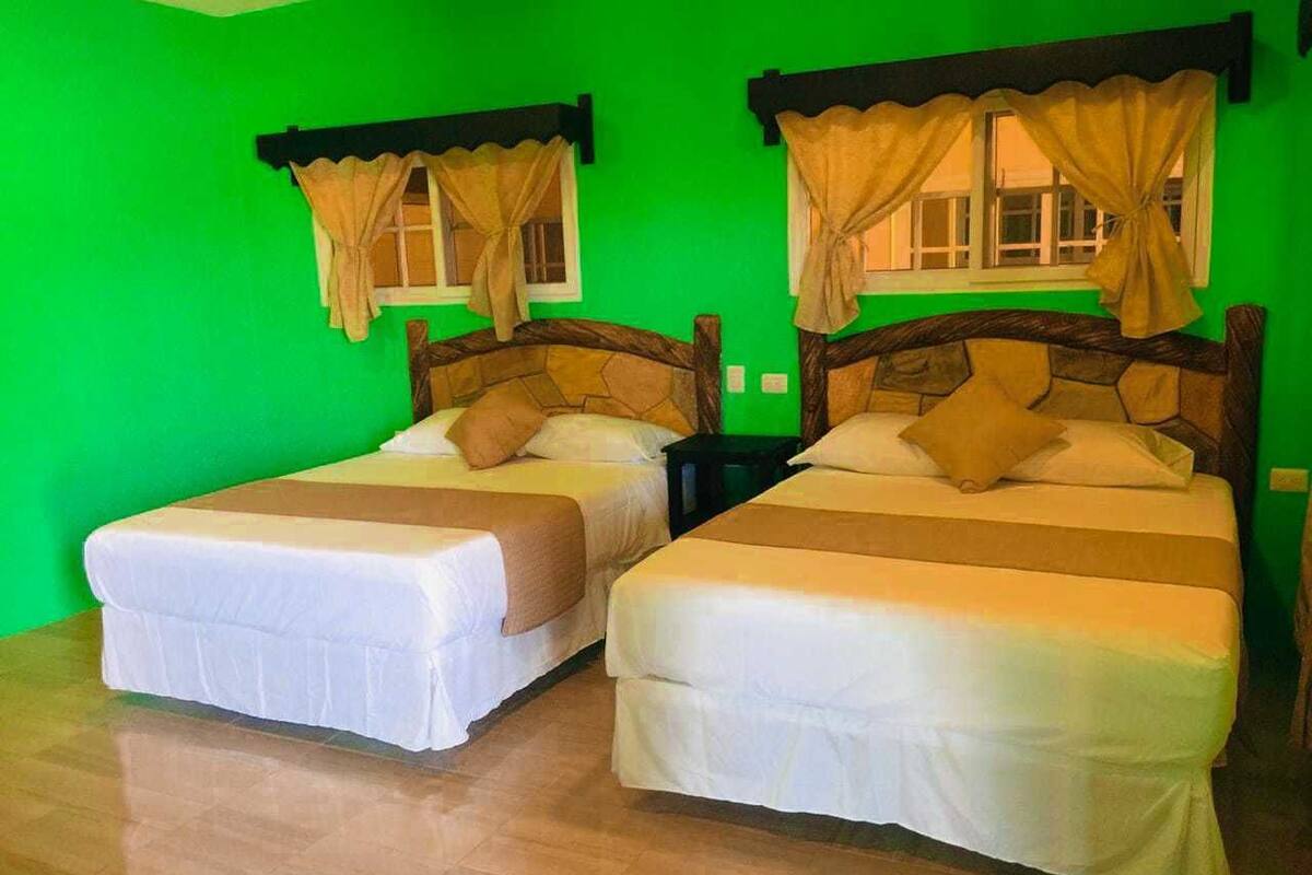 Quarto casal standard, vista para a piscina