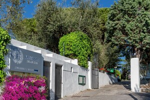 Um edifício branco com uma placa indicando "FREEDOM RELAIS CLUB" e uma seta apontando para a entrada.