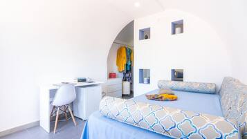 Quarto moderno com cama, escrivaninha e cadeira.