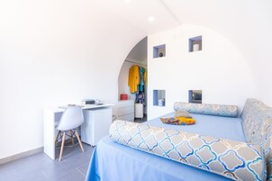 Quarto moderno com cama, escrivaninha e cadeira.