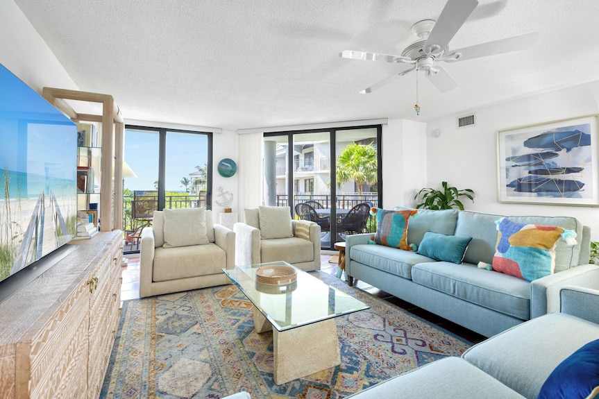 In Good Spirits ~ Waterfront Condo, Wrap-around Balcony & Community Pool! - Key West, FL
