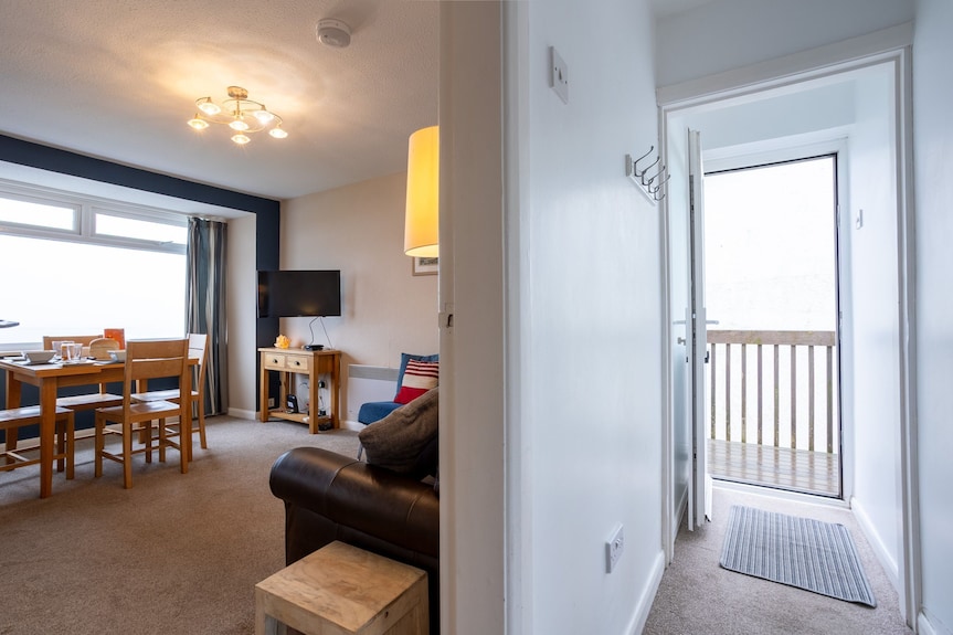 Bay View: 2-bed Sea View Apartment In Rhosneigr | Managed By Anglesey Holiday Lettings - Gwynedd