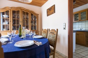 Apartamento, 3 quartos | Refeições no quarto