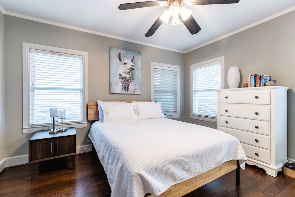 Lower Greenville Bungalow, Walkable, Cool Backyard - Dallas, TX
