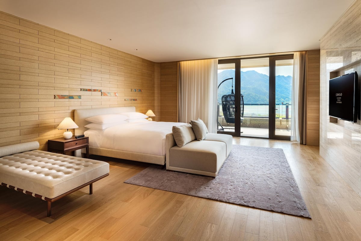 Suíte, 1 cama King (Pet Friendly) | Área de estar | TV