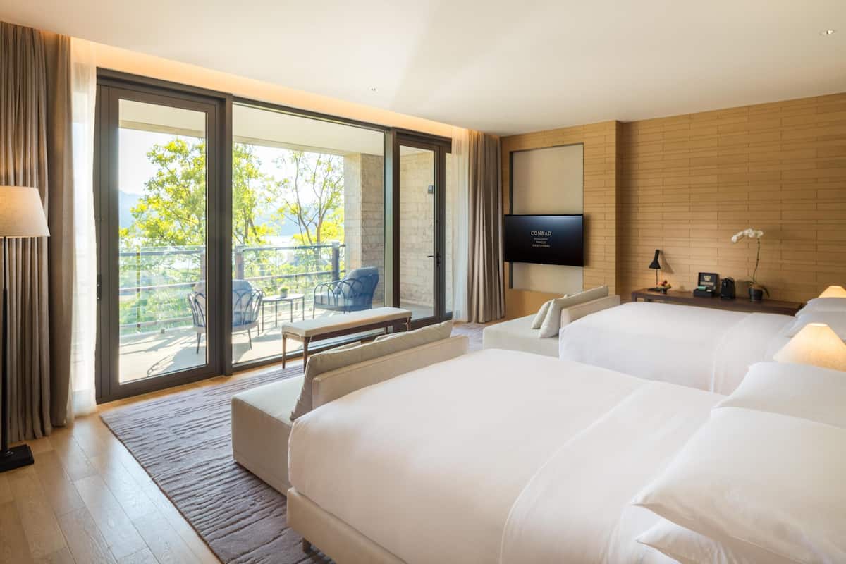 Quarto luxo, várias camas | Individualmente decorados, individualmente mobiliados, escrivaninha