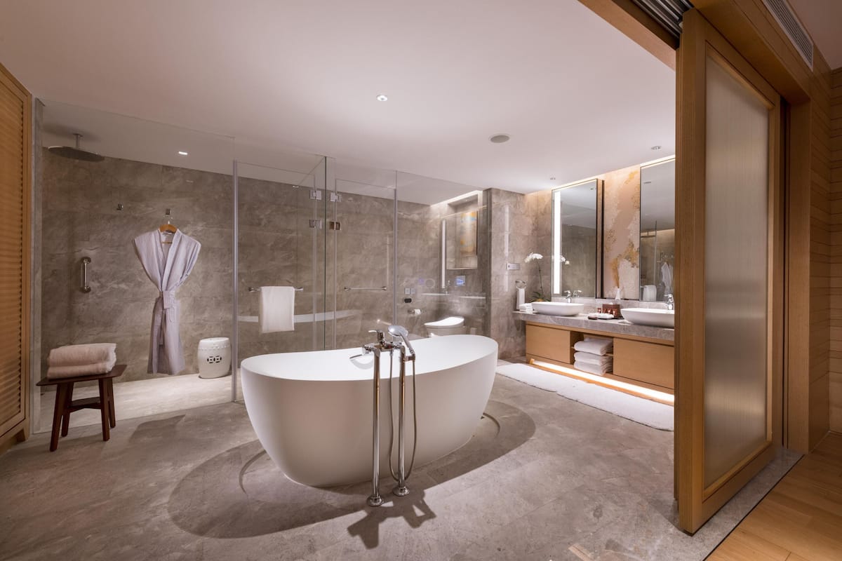 Secador de cabelo, roupões de banho, toalhas de banho, sabonete