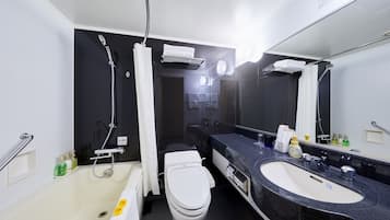 Uma combinação polibã/banheira, uma banheira de imersão total