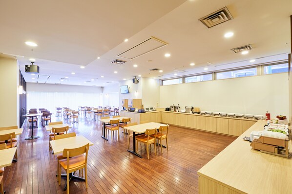 Pequeno-almoço tipo buffet diário (1700 JPY por pessoa) 