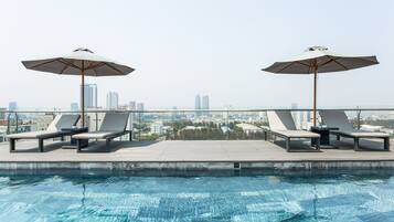 Piscina externa, funciona das 6h30 às 21h30, espreguiçadeiras