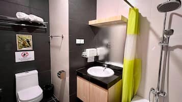 Quarto casal standard (Suit) | Banheiro | Chuveiro/banheira combinados, chuveiro com efeito de chuva, chinelos