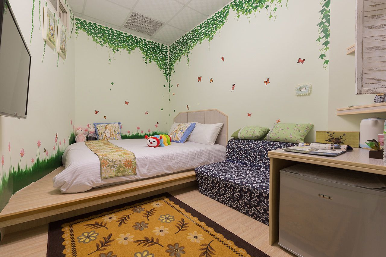 Quarto com cama, escrivaninha e cômoda.
