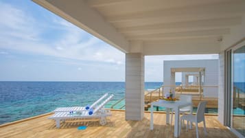 Over Water Villa | Frigobar, escrivaninha, ferros/tábuas de passar roupa, roupa de cama