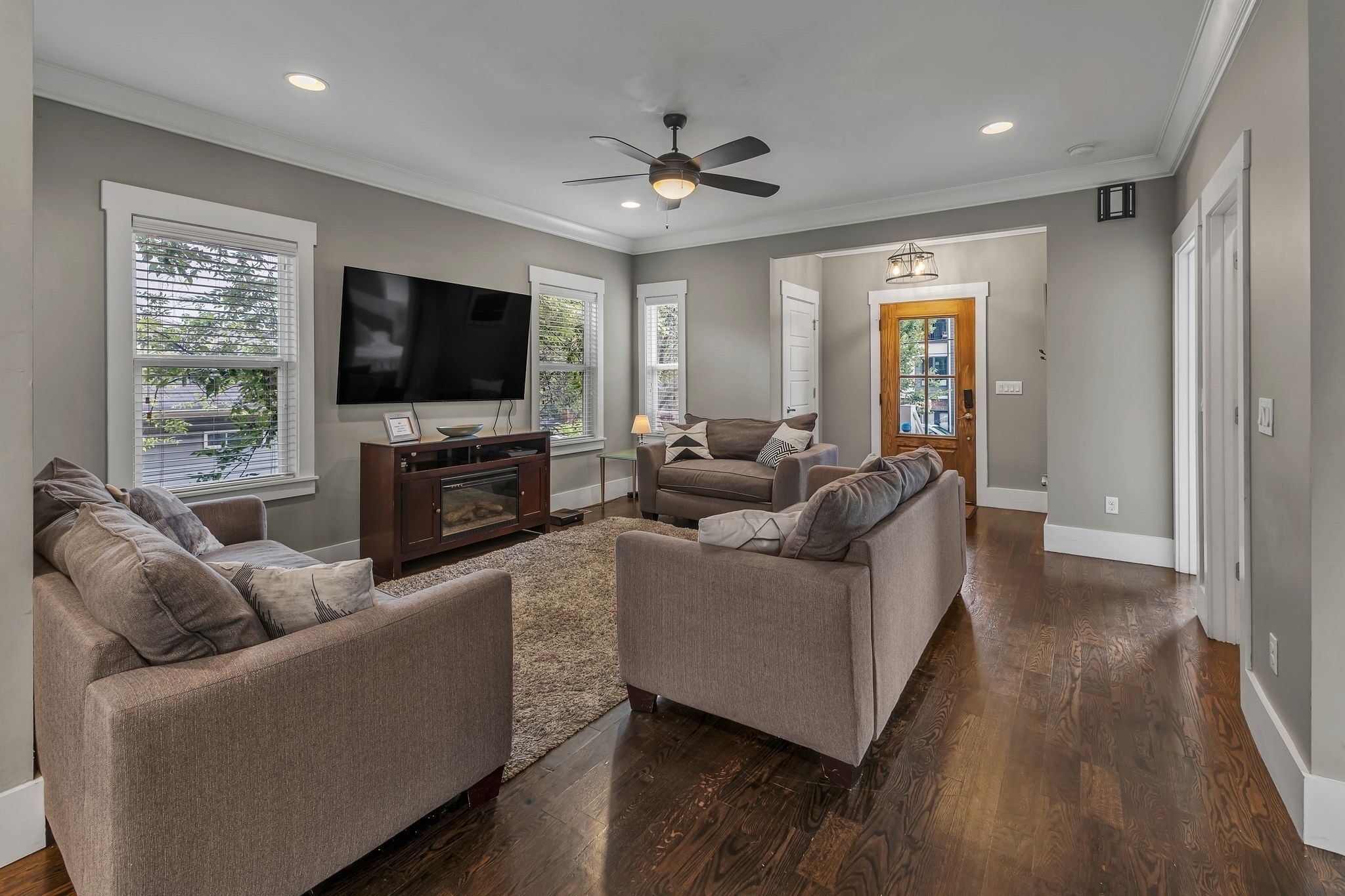 Massive 4br/3ba Home, 8 Min. To Downtown W/ Hot Tub (1of2)) - Nashville, TN