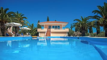 Piscina exterior, da(s) 9:00 à(s) 10:00, guarda-sóis, espreguiçadeiras