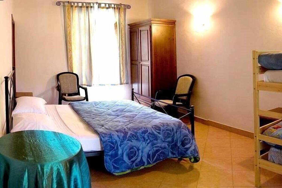 Quarto Quádruplo, casa de banho anexa | Cofre no quarto, secretária 