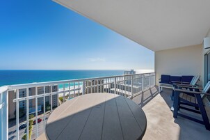 Apartamento Familiar em Condomínio Fechado, 2 quartos, varanda, vista para a praia | Varanda