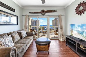 Apartamento Signature em Condomínio Fechado, 2 quartos, varanda, vista para a praia | Sala | Smart TV de 50 polegadas com canais por cabo 