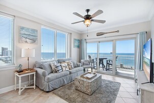 Condo família, 2 quartos, sacada, vista para a praia | Sala de estar | Smart TV 50 polegadas com canais a cabo