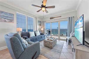 Apartamento Familiar em Condomínio Fechado, 2 quartos, varanda, vista para a praia | Sala | Smart TV de 50 polegadas com canais por cabo 